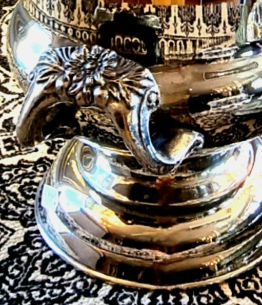 Champagne- kjøler, posert med alkoholfri cider. – Rosen Interiør